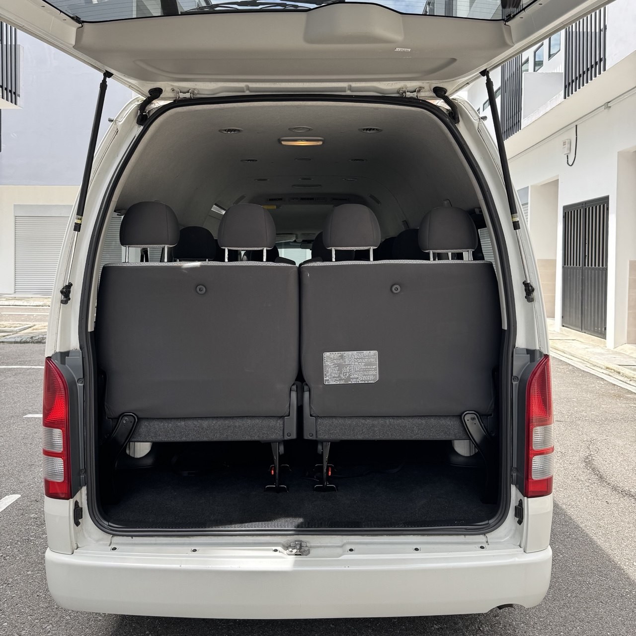 Toyota Hiace 14 Seater (A) - Ikramtransports