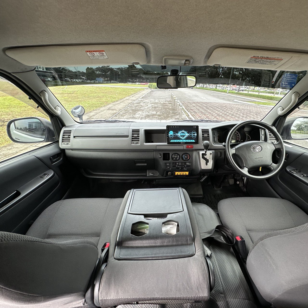 Toyota Hiace 14 Seater (A) - Ikramtransports