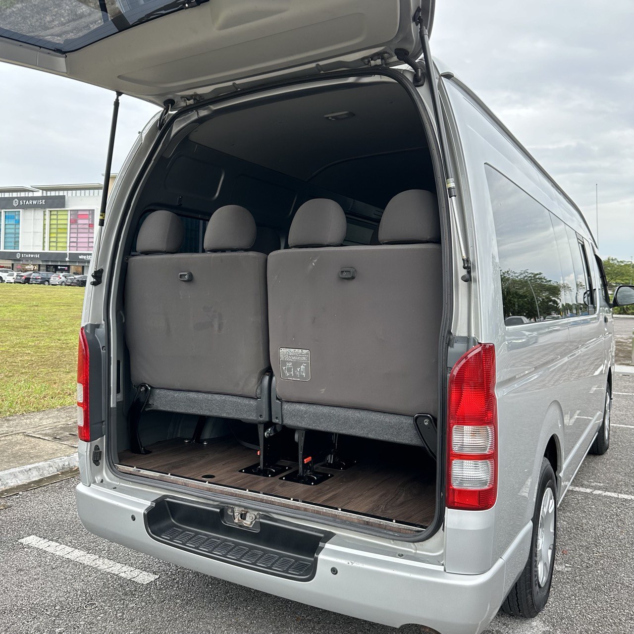 Toyota Hiace 14 Seater (A) - Ikramtransports
